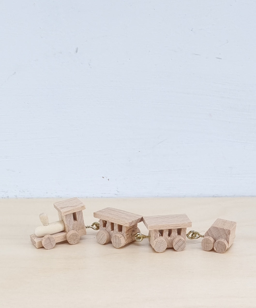 Mini wooden train – Wickle